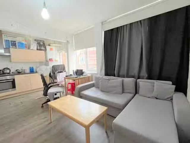 Flat to rent in 323 High Road IG1