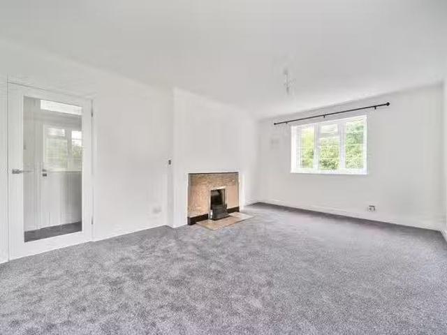 Flat to rent in Courtlands Sheen Road, Richmond TW10