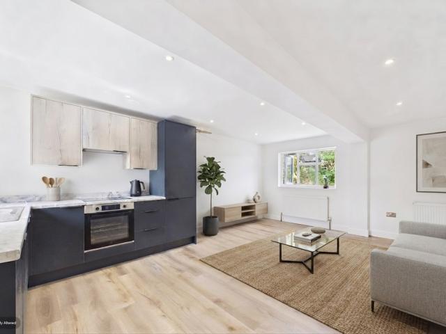 Flat to Rent in Camberley Vicarage Road JSF260221