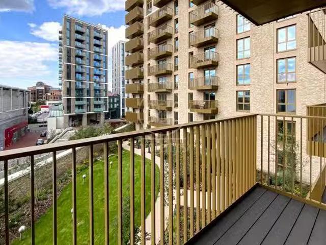 Flat to rent in Capital Interchange Way, Kew Bridge TW8