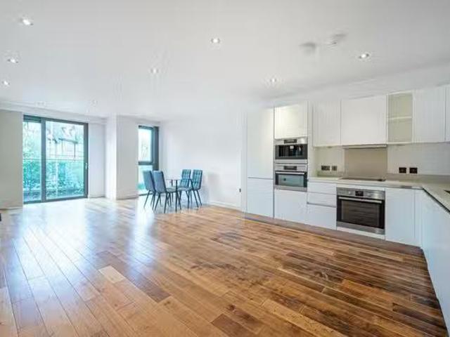 Flat to rent in Cascades Apartments, Finchley Road, Hampstead.