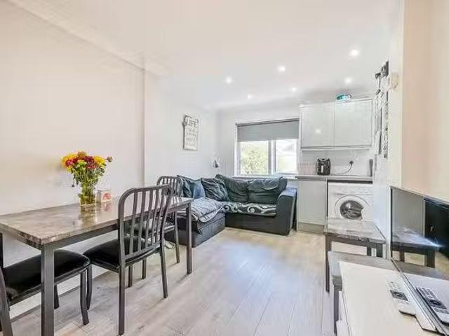 Flat to rent in Cecil Road, Acton, London W3