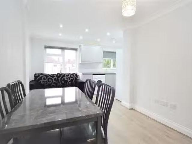 Flat to rent in Cecil Road, North Acton W3