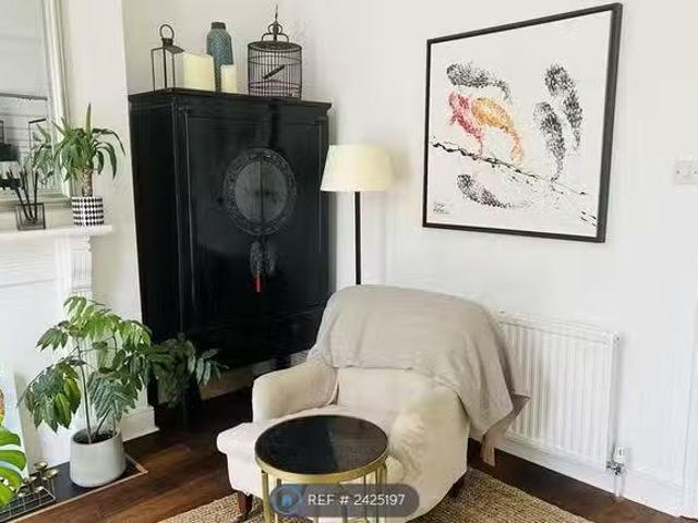 Flat to rent in Clapham, London SW4
