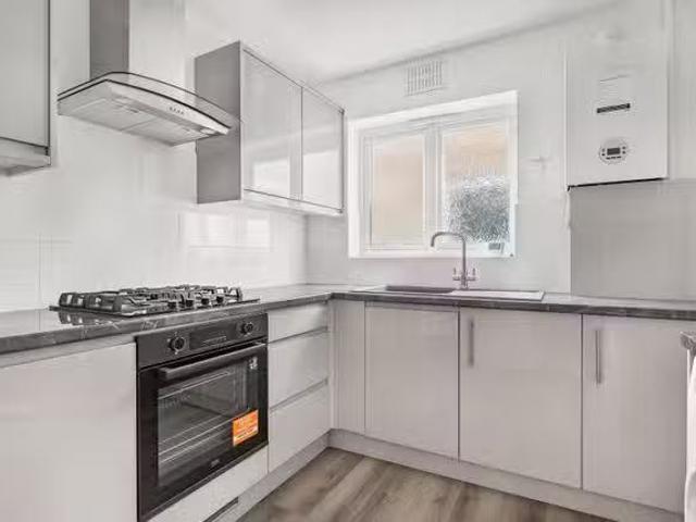 Flat to rent in Claret Gardens, London SE25