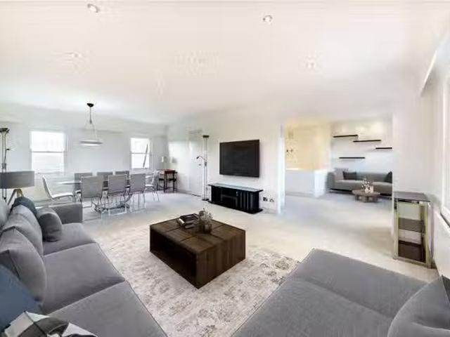 Flat to rent in Clarence Terrace, Regents Park, London NW1