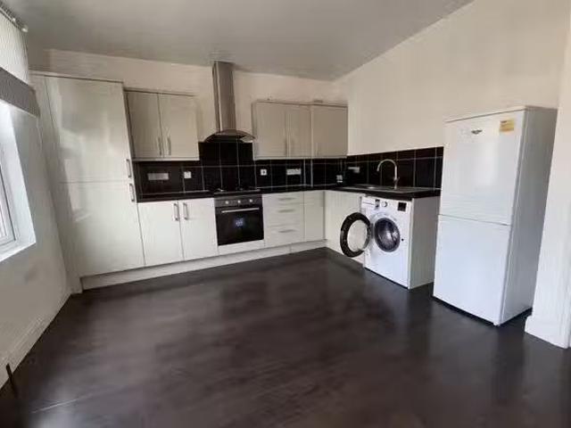 Flat to rent in Crowther Road, London SE25