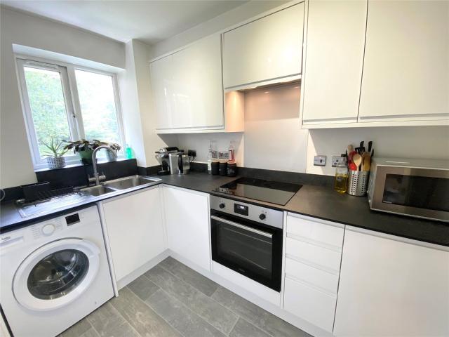 Flat to Rent in Crowthorne Masefield Gardens WOL220026
