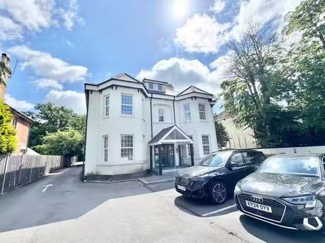 Flat to rent in Alexandra Road, Farnborough GU14