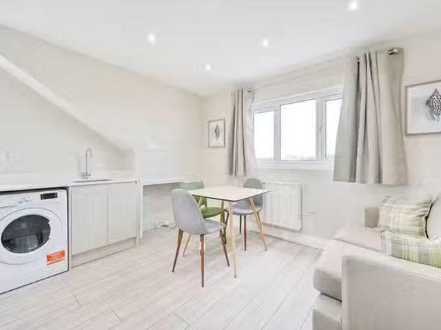 Flat to rent in Allison Road, Acton, London W3