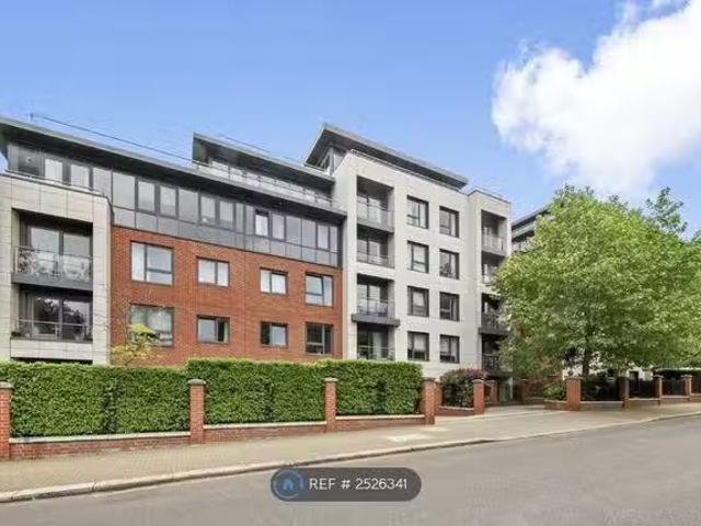 Flat to rent in Avershaw House, London SW15