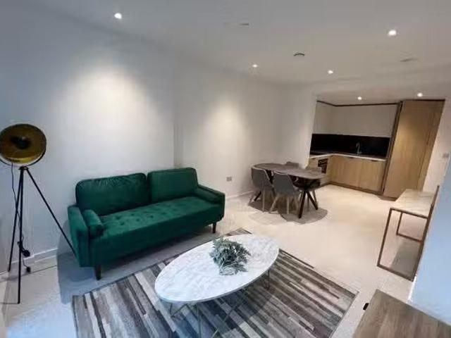 Flat to rent in Bouchon Point, 7 Cendal Crescent E1