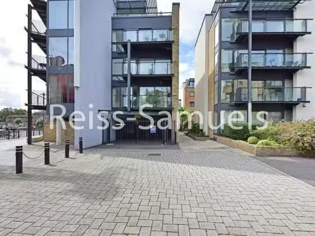 Flat to rent in Boardwalk Place, Canary Wharf E14