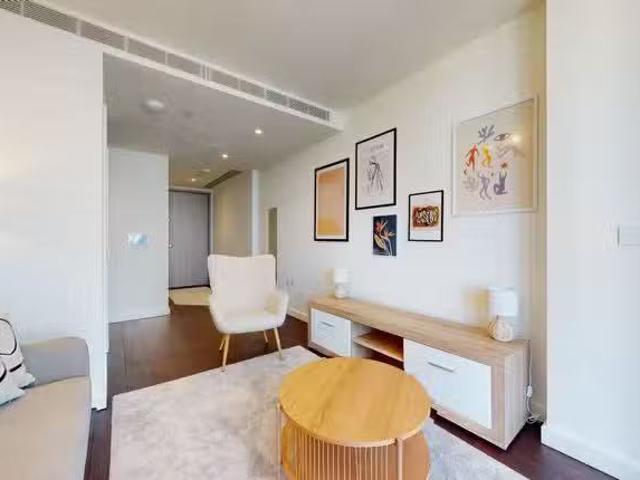 Flat to rent in Bondway, London SW8