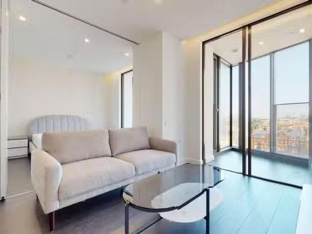 Flat to rent in Bondway, London SW8