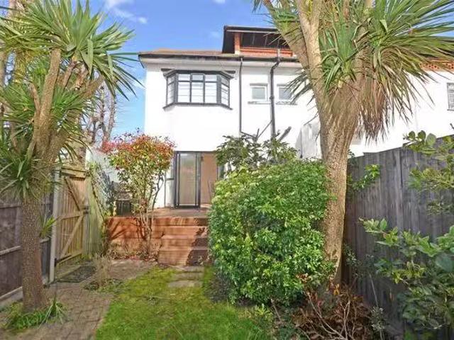 Flat to rent in Barons Court, Teddington TW11