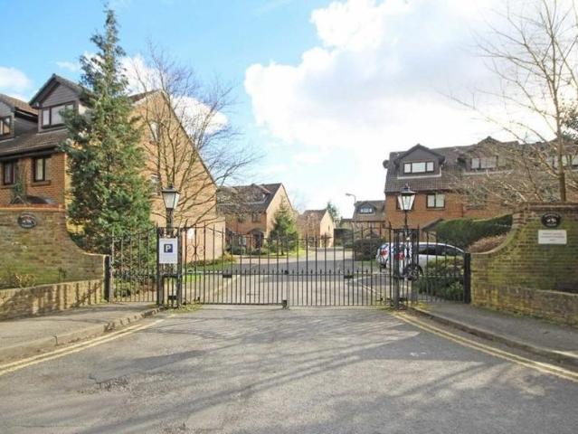 Flat to rent in Benwell Court, Sunbury On Thames, TW16 Ref 22.