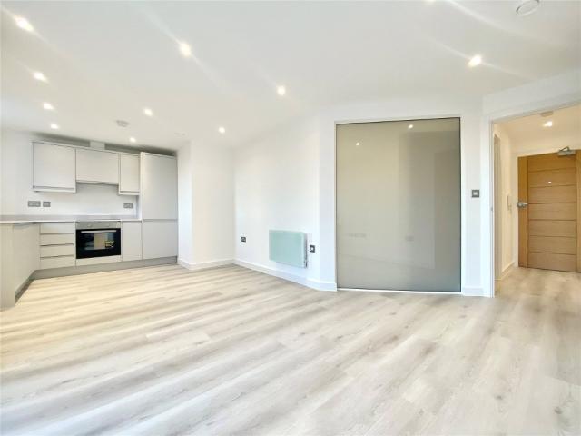 Flat to Rent in Berkshire Oaklands Park WOL260001