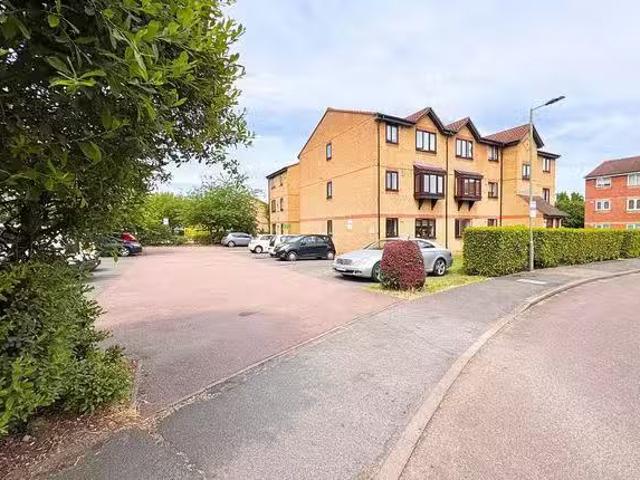 Flat to rent in Blackdown Close, London N2