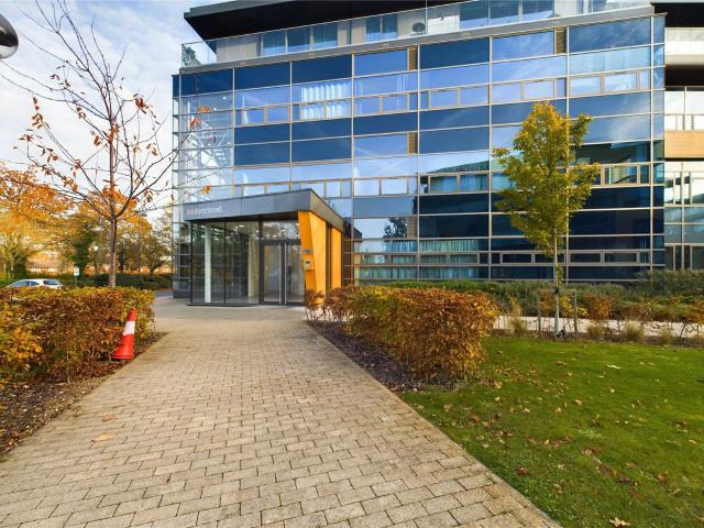 Flat to Rent in Bracknell Wokingham Road BRL260046