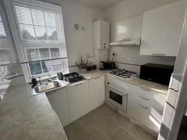 Flat to rent in Brighton Road, South Croydon CR2