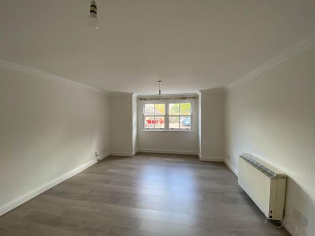 Flat to rent in Broad Street, Cambridge, CB1 2NJ