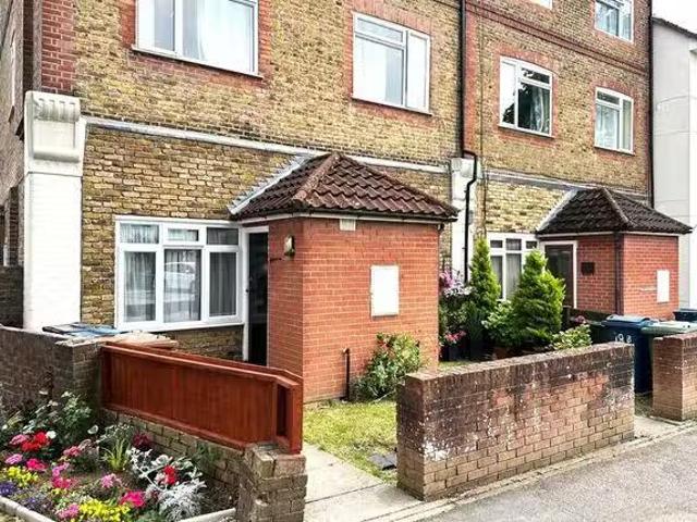Flat to rent in Buckingham Road, Edgware HA8