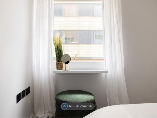 Flat to rent in Gainsborough Studios West, London N1