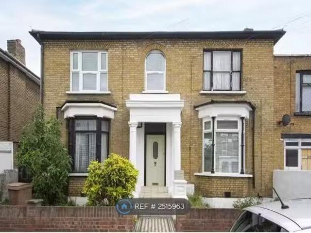 Flat to rent in Grange Park Road, London E10