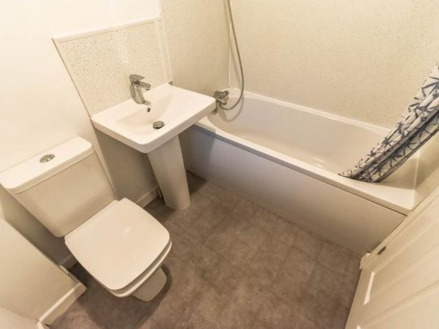 Flat to rent in Grovehill, Hessle, East Yorkshire HU13