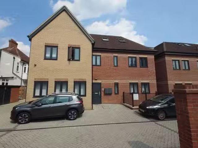 Flat to rent in Gunnersbury Avenue, London W5