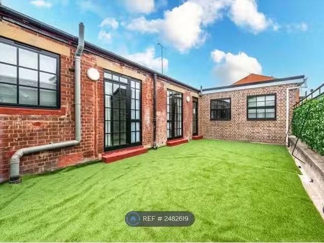 Flat to rent in Devonshire Apartments, London N17