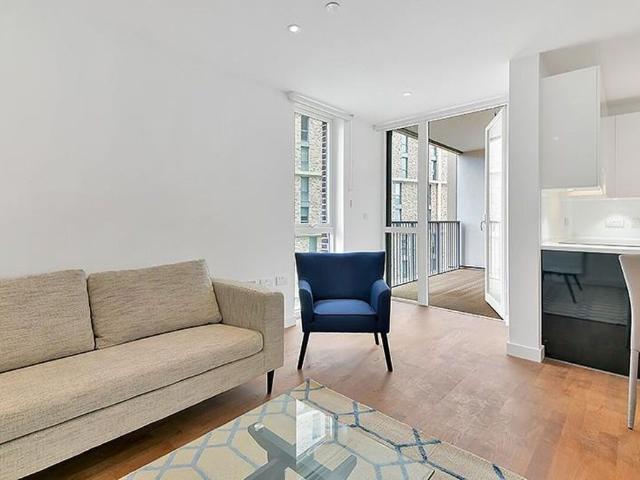 Flat to rent in Discovery Tower, London E16