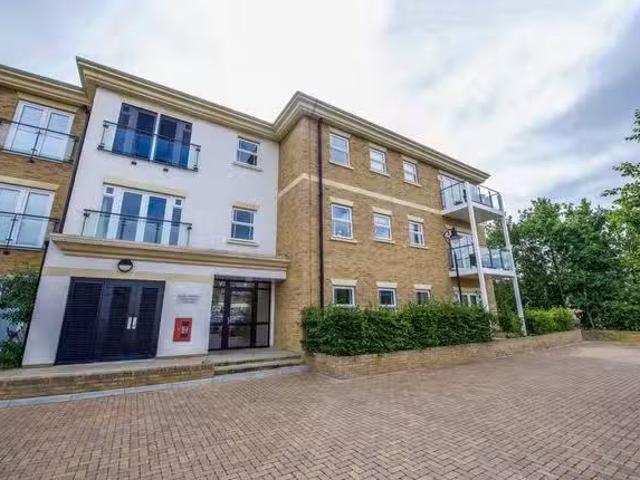 Flat to rent in Dyas Road, Sunbury On Thames TW16