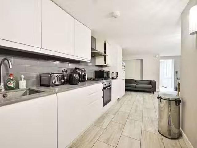 Flat to rent in Earls Court Square, Earls Court, London SW5
