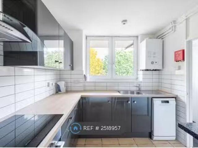 Flat to rent in Fownes Street, London SW11
