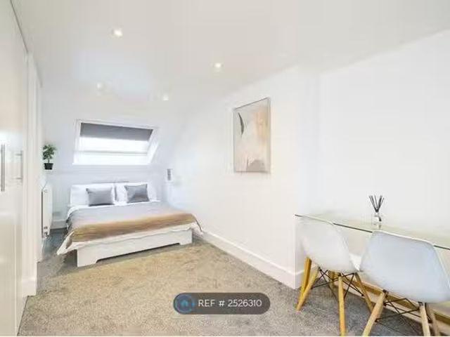 Flat to rent in Homesdale Road, Bromley BR1