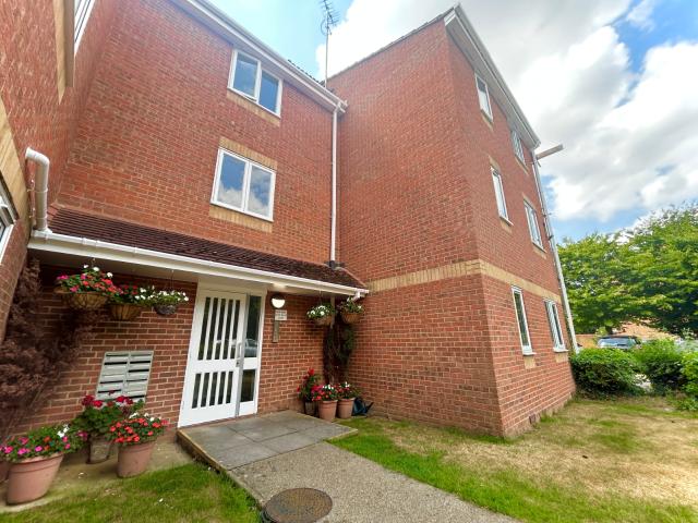Flat to rent in Hackbridge, CR4