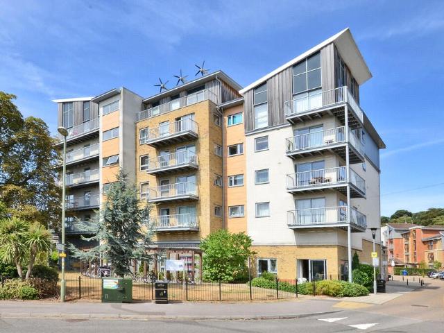 Flat to Rent in Hampshire Coombe Way JSF220219