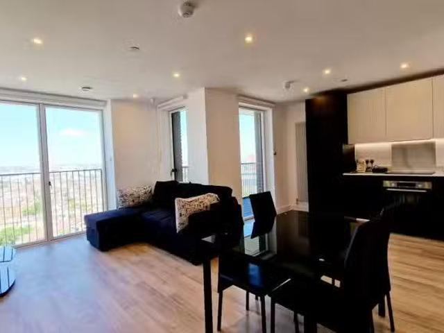 Flat to rent in Heartwood Boulevard, Acton W3