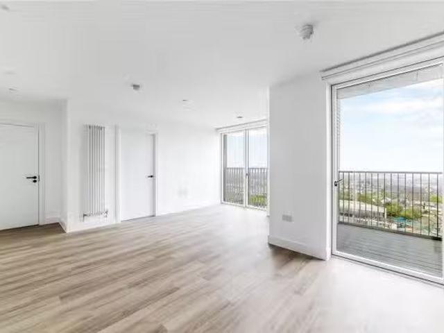 Flat to rent in Heartwood Boulevard, Acton W3