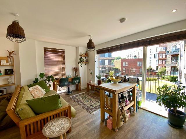 Flat to rent in Hering Road, Trumpington, Cambridge, CB2 9GW