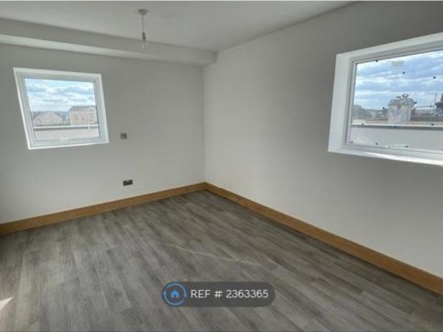 Flat to rent in High Street, Kent DA11