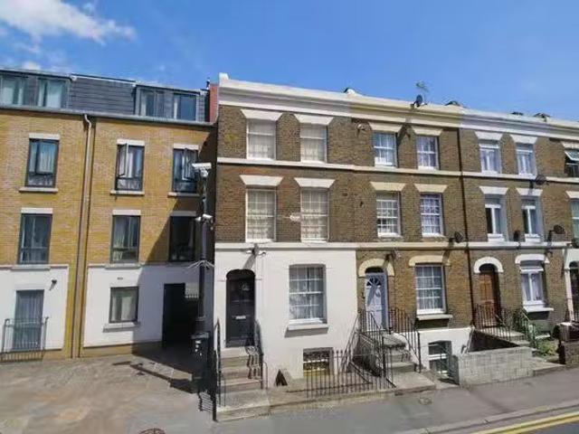 Flat to rent in High Street, Rochester ME1