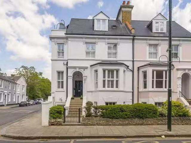 Flat to rent in High Street, Teddington TW11
