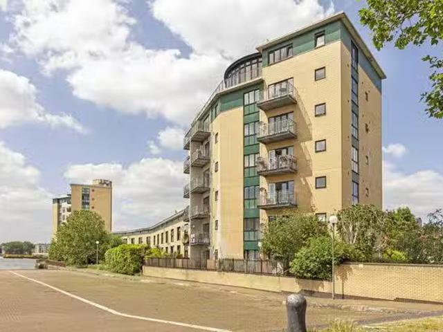 Flat to rent in Old Bellgate Place, Canary Wharf E14