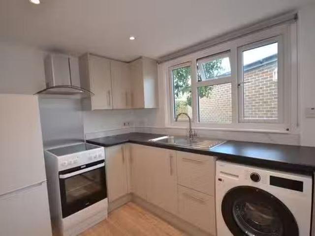Flat to rent in Longheath Gardens, Croydon CR0