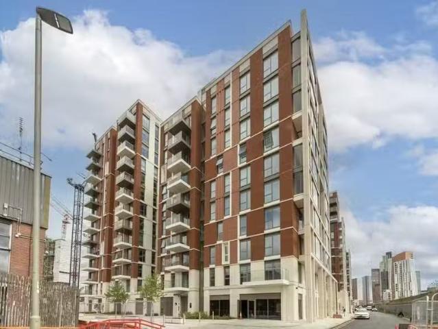 Flat to rent in Lanchester Way, London, SW11 Ref 228787