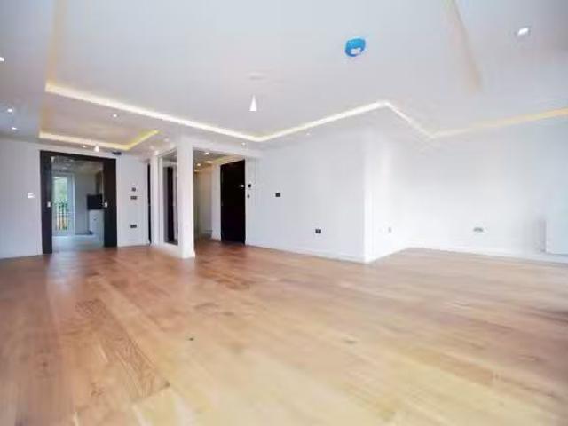 Flat to rent in Langton Court, Parson Street, Hendon NW4