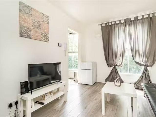 Flat to rent in Lewisham Way, London, SE14 Ref 231485
